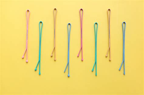 노란색 배경에 화려한 파스텔 컬러 헤어 클립의 상단 보기입니다 머리카락 액세서리 및 헤어스타일 개념을 위한 현대적인 액세서리 고급스러운 색상 0명에 대한 스톡 사진 및 기타