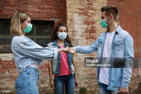 거리에서 만날 때 주먹 범프를하는 친구 피스트 범프에 대한 스톡 사진 및 기타 이미지 피스트 범프 20 29세 25 29