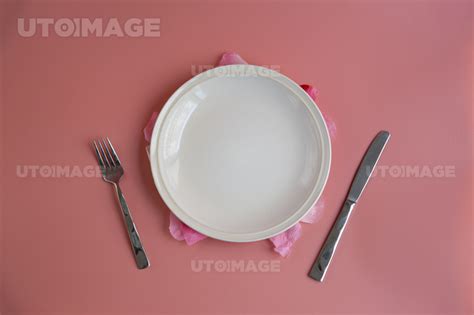 핑크색 바탕 하얀색 접시와 포크 나이프 유토이미지 상세페이지 베이직샵 사진 22145226
