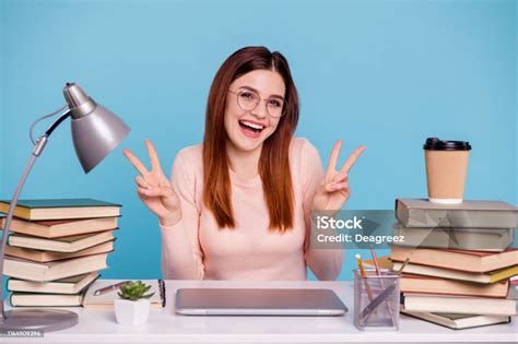 그녀의 초상화 그녀 좋은 매력적인 똑똑한 쾌활한 쾌활한 기쁜 소녀 밝은 선명한 빛나는 푸른 배경을 통해 고립 된 작업 장소 역에서 V기호를 보여주는 시험 시험을 준비 고등