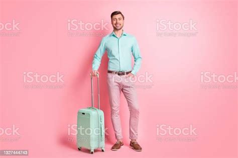 파스텔 핑크 컬러 배경에 고립 된 비행기로 여행 공항에서 수하물을 유지하는 젊은 남자의 전체 길이 신체 크기 사진 남자에 대한 스톡 사진 및 기타 이미지 Istock