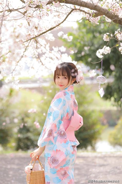 粉色的和服配上小姐姐粉嫩的红唇可爱至极 搜狐大视野 搜狐新闻
