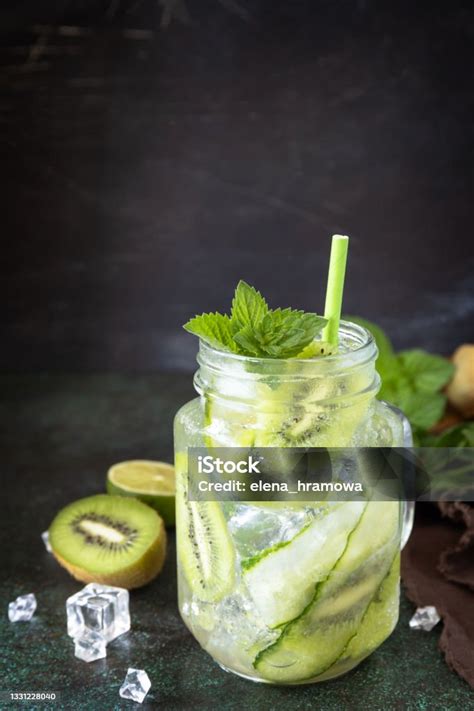 키위 오이 라임 얼음 모히토 또는 어두운 석조 테이블에 오이와 소다와 여름 상쾌한 음료 공간을 복사합니다 모히토에 대한 스톡 사진 및 기타 이미지 Istock