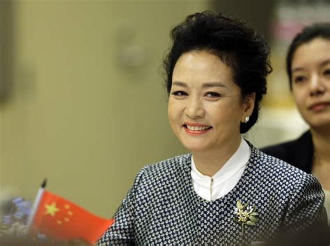 淡妆浓抹总相宜 彭丽媛的“第一夫人妆容” 2 中国日报网