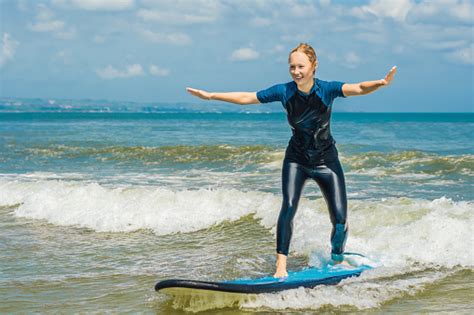 푸른 파도 함께 즐거운 젊은 여자 초급 서퍼는 작은 바다 파도에 재미가 있다 활동적인 가족 생활 사람들이 야외 물 스포츠 레슨 및 서핑 캠프 여름 방학에 수영 활동 가족에