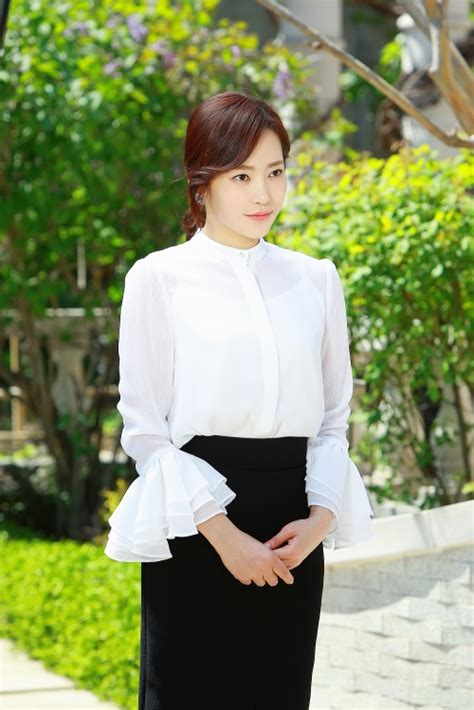 직격인터뷰 윤아정 나이 공개 부담감이요 오히려 후련해요” 헤럴드 Pop