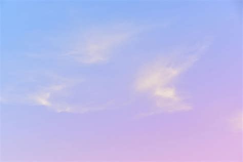가벼운 가벼운 구름 경치가 좋은 고요한 관념적인 구름 구름 경치 그라데이션 라벤더 몽환 미니멀리스트 미묘한