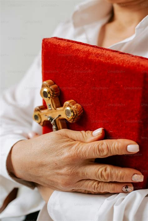 십자가가 달린 빨간 책을 들고 있는 여자 사진 Unsplash의 성경 십자가 이미지