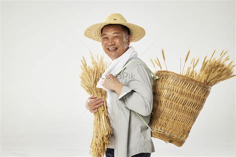 열심히 일하는 농부의 모습 사진 무료 다운로드 Lovepik