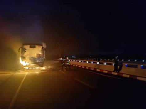 ရန်ကုန် မန္တလေးအမြန်လမ်းမှာ ခရီးသည်တင်ယာဥ်တစီး မီးလောင်