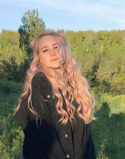 Девушка с розовыми волосами