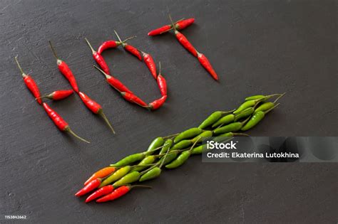 검은 색 테이블에 검은 어두운 배경에 단어 핫 레드 핫 칠리 고추 뜨거운 편지 레드 칠리 고추에서 배열 텍스트의 공간을 복사 합니다 평면 누워 평면도 음식과 채소의 말