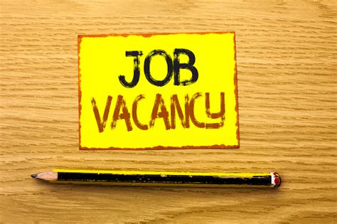 개념적 손을 공석을 보여주는 작성입니다 비즈니스 사진 작업 경력 빈 위치 고용 고용 모집 작업 연필 나무 배경에 노란색 스티커 메모에 작성을 보여주는 개념에 대한 스톡 사진