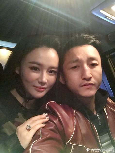 邹市明探班娇妻 冉莹颖大秀香肩美腿凤凰网