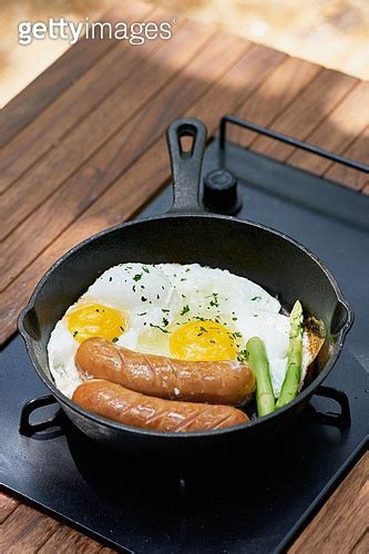 캠핑음식 요리하기 식사 음식재료 소시지 붉은고기 달걀프라이 달걀 이미지 Jv13485962 게티이미지뱅크