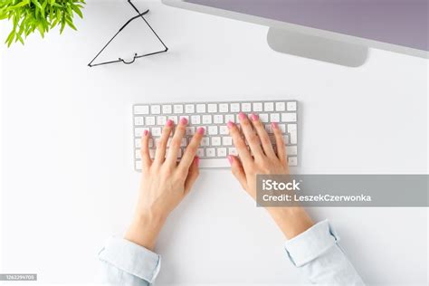 흰색 배경에 액세서리와 컴퓨터에서 작업 하는 여자의 손 사무실 데스크톱 위쪽 보기 개념에 대한 스톡 사진 및 기타 이미지