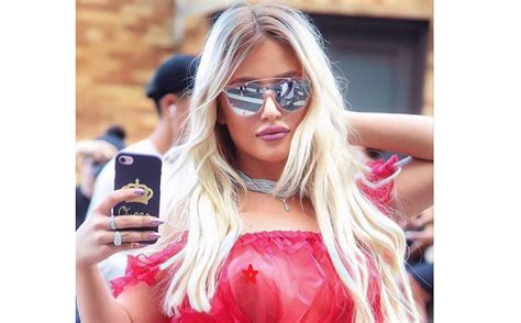 Гери Никол заприлича на лелка с „дини до пъпа