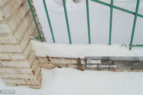 금속 막대와 벽돌 기둥오래된 울타리 악천후 야외 눈 겨울 추위로 인해 금이 된 석고 0명에 대한 스톡 사진 및 기타 이미지 Istock