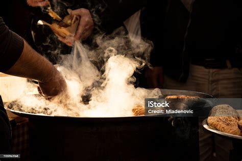피타 바즈 라마 솜 운 빵 신선한 피타 빵을 만드는 과정 길거리 음식 음식 축제 프레임에 손을 대 고 있습니다 빵을 만드는 남자 Food Festival에 대한 스톡 사진