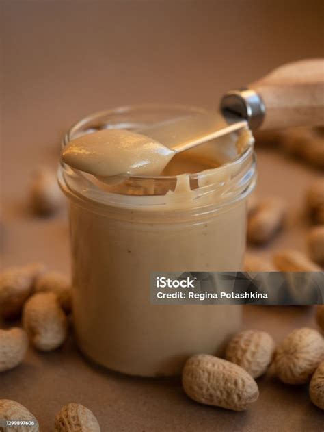 수제 땅콩 버터에 유리 항아리에 땅콩 껍질에 공예 배경에 흩어져 0명에 대한 스톡 사진 및 기타 이미지 0명 갈색 건강한