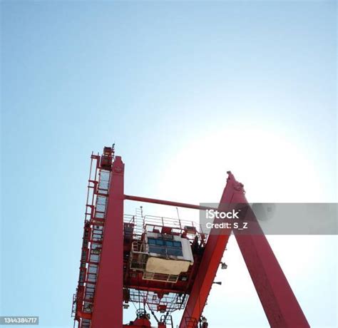 항구 선박 해안화물 컨테이너 갠트리 크레인 후방 보기 반짝이 태양 크레인에 대한 스톡 사진 및 기타 이미지 크레인 클로즈업 화물 컨테이너 Istock