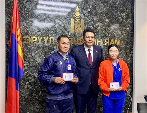 Галын аюулаас дөрвөн хүүхэд аварсан түргэний эмч жолооч нарыг шагналаа E Mn