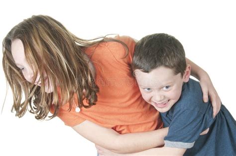 Het Jonge Meisje En Jongens Spelen Stock Foto Image Of Meisje Broer