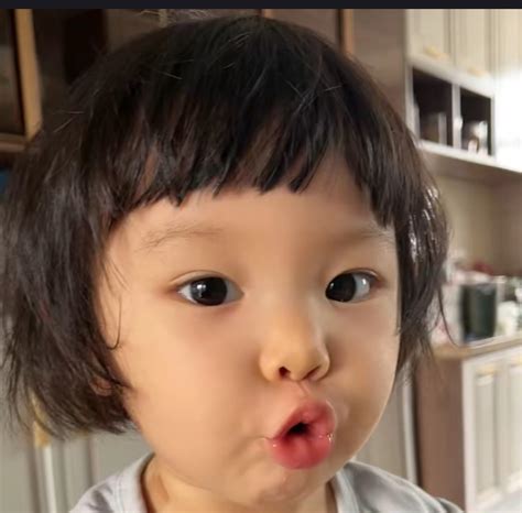 好好吃点饭多好，非得惹乎她干啥 大眼萌娃 父女搞笑 花式带娃 可爱小糖糖 Facebook