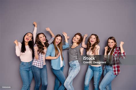 클로즈업 사진 아름 다운 그녀의 여섯 숙 녀 스키 니 룸메이트 생일 기프트 선물 예상치 못한 방문 입고 캐주얼 청바지 데님 체크 무늬 스트라이프 옷 복장 고립 된 회색 배경