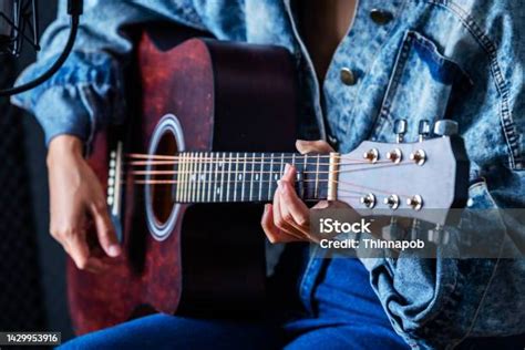 녹음 스튜디오에서 노래를 녹음 기타와 중재자를 들고 여자 손가락을 닫습니다 놀기에 대한 스톡 사진 및 기타 이미지 놀기 어쿠스틱 기타 실내 Istock