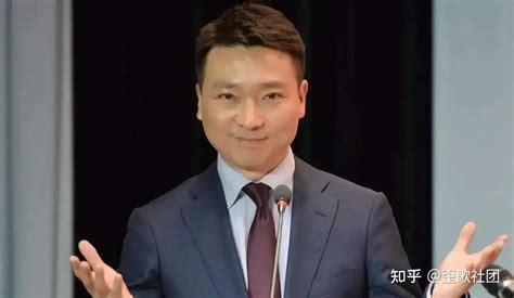 央视主持人康辉再次出圈一口气播出一个多小时不卡顿零失误 知乎