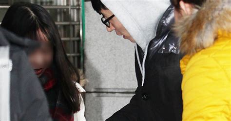 [포토엔]유재석 여성팬에 팬레터 세례받는 유느님~