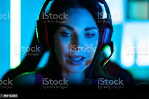 온라인 사이버 기술 게임 소녀 재생 인터넷 게이머에 대한 스톡 사진 및 기타 이미지 게이머 30 34세 E스포츠 Istock