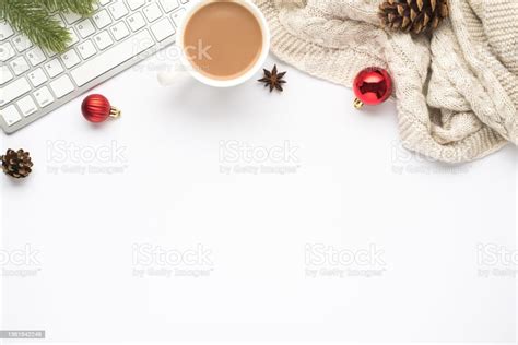 카피 스페이스와 고립 된 흰색 배경에 뜨거운 음주 빨간 크리스마스 트리 공 소나무 나뭇 가지 콘 아니스와 아늑한 스웨터의 키보드