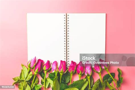 핑크 장미 장식 상위 뷰 평면에 빈 메모장 텍스트 발렌타인과 웨딩 달콤한 사랑 개념 빈티지 음색 분홍색 배경에 대 한 하다 결혼식에 대한 스톡 사진 및 기타 이미지 Istock