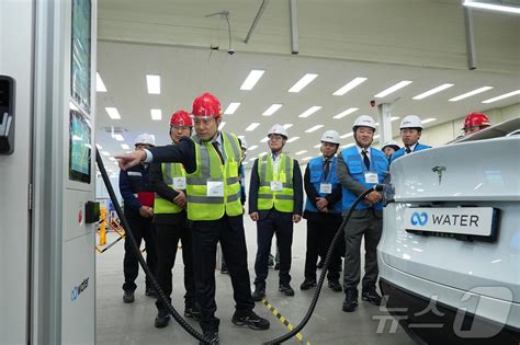 Sk시그넷 ‘고속도로 휴게소 초급속 충전기 출하 기념식 김종우 대표와 충전 시연 뉴스1