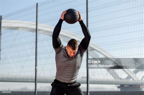 공을 가진 운동을하는 남자를 맞춥시다 강 근처 외부 운동 브리지 배경 20 24세에 대한 스톡 사진 및 기타 이미지 20 24세 강 남성 Istock