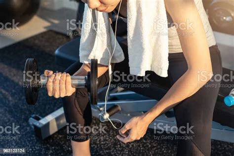 영 스포츠 체육관 피트 니스 훈련 라이프 스타일 개념에 여자 건강한 생활방식에 대한 스톡 사진 및 기타 이미지 건강한 생활방식 듣기 땀 Istock