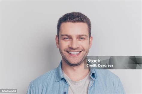 밝은 회색 배경 봐 카메라 확인 전송 해 미소에 고립 된 부주의 평온한 남자의 초상화를 닫습니다 갈색 머리에 대한 스톡 사진 및 기타 이미지 Istock