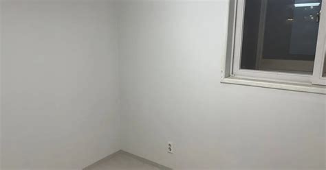 숨고에서 8군데 이상 상담을 진행했고 우선 신혼집이라 더욱 신경을 많이 쓰게됐습니다 오래된 아파트 겹겹이 도배지가 붙어서 내려앉아있는 상태였고 결혼준비 하면서 도배 제일