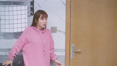 独居女孩洗澡时忽听有人敲门当她去开门时却有人从窗户爬了进来 腾讯视频