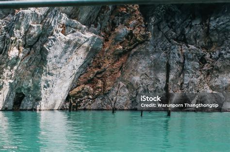 태국 남부 수랏타니의 카오석 국립공원인 라차라파 댐에서 죽은 나무와 목조의 물과 목재를 반사하는 아름다운 미니멀리즘 장면 0명에 대한 스톡 사진 및 기타 이미지 Istock
