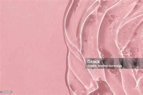 분홍색 배경에 얼굴을 위한 히알루론산이 함유된 투명한 혈청 젤 산소 거품이있는 화장품의 질감 웰빙과 아름다움 개념 분홍에 대한 스톡 사진 및 기타 이미지 Istock