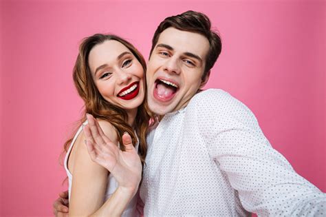 분홍색 배경에 고립 된 셀카를 찍는 동안 미소를 지으며 카메라를 바라보는 쾌활한 남자와 여자의 사진 명랑한에 대한 스톡 사진 및 기타 이미지 Istock