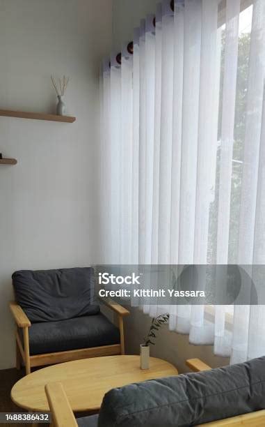 커피 카페의 하얀 커튼 옆에 있는 나무 의자 인테리어 디자인 빈티지 스타일 긴장을 풀고 차가워지는 분위기 이미지 출처 방콕 태국 커튼에 대한 스톡 사진 및 기타 이미지