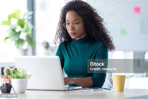사무실에 앉아 노트북과 함께 일하는 자신감 젊은 비즈니스 여성 한 명의 여자만에 대한 스톡 사진 및 기타 이미지 한 명의