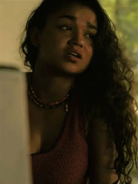 Madison Bailey Scrolller