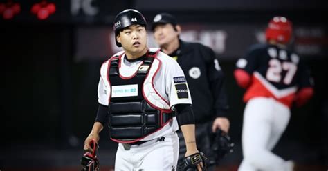 포수로 새 출발 강백호 선수뿐 아니라 Kt도 산다야수 운영 더 수월해져 수원 현장