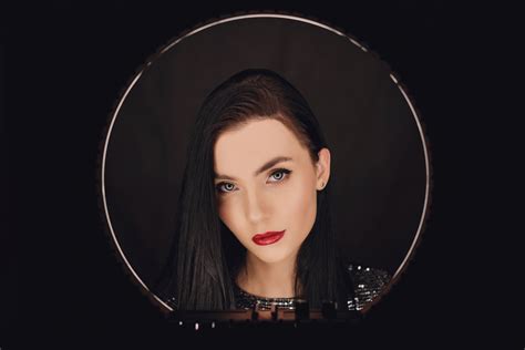 Фотосъемка с кольцевой лампой. | Black and white picture wall, Makeup ...