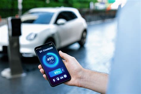 스마트 폰 디스플레이 Ev의 타자 상태를 들고 진보적 인 아이디어를 근접 촬영합니다 컴퓨터 소프트웨어에 대한 스톡 사진 및 기타 이미지 컴퓨터 소프트웨어 계급 제도